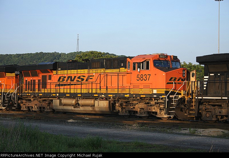 BNSF 5837
